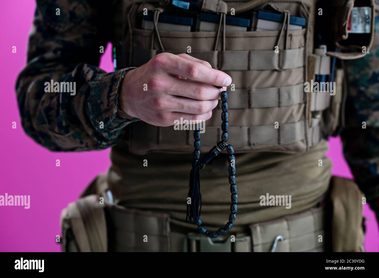 Muslim soldier praying hi-res stock photography and images - Alamy
