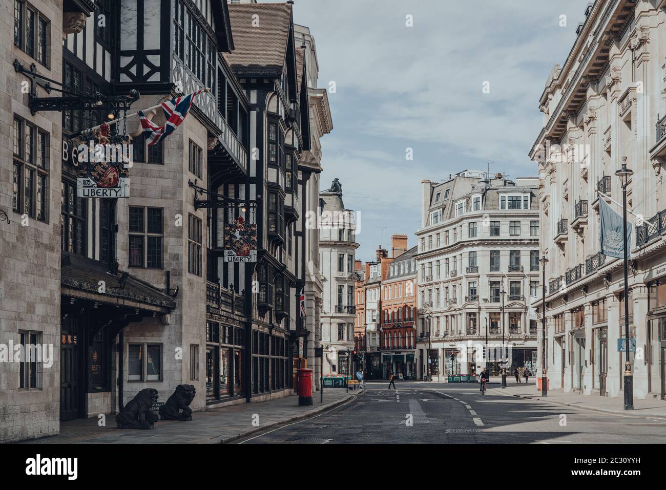 Empty department store london hi-res stock photography and images - Alamy