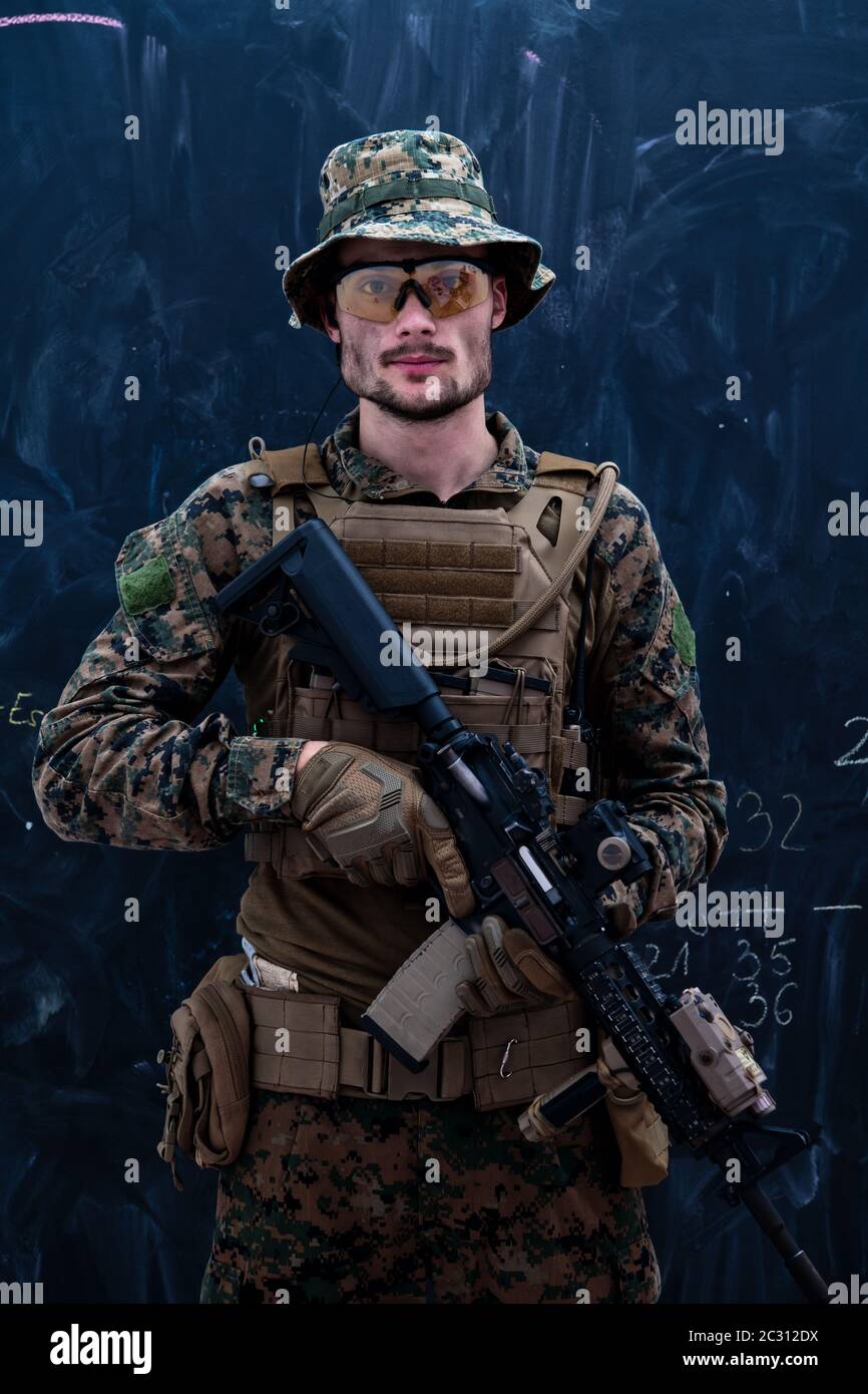 modern warfare soldier Stock Photo - Alamy
