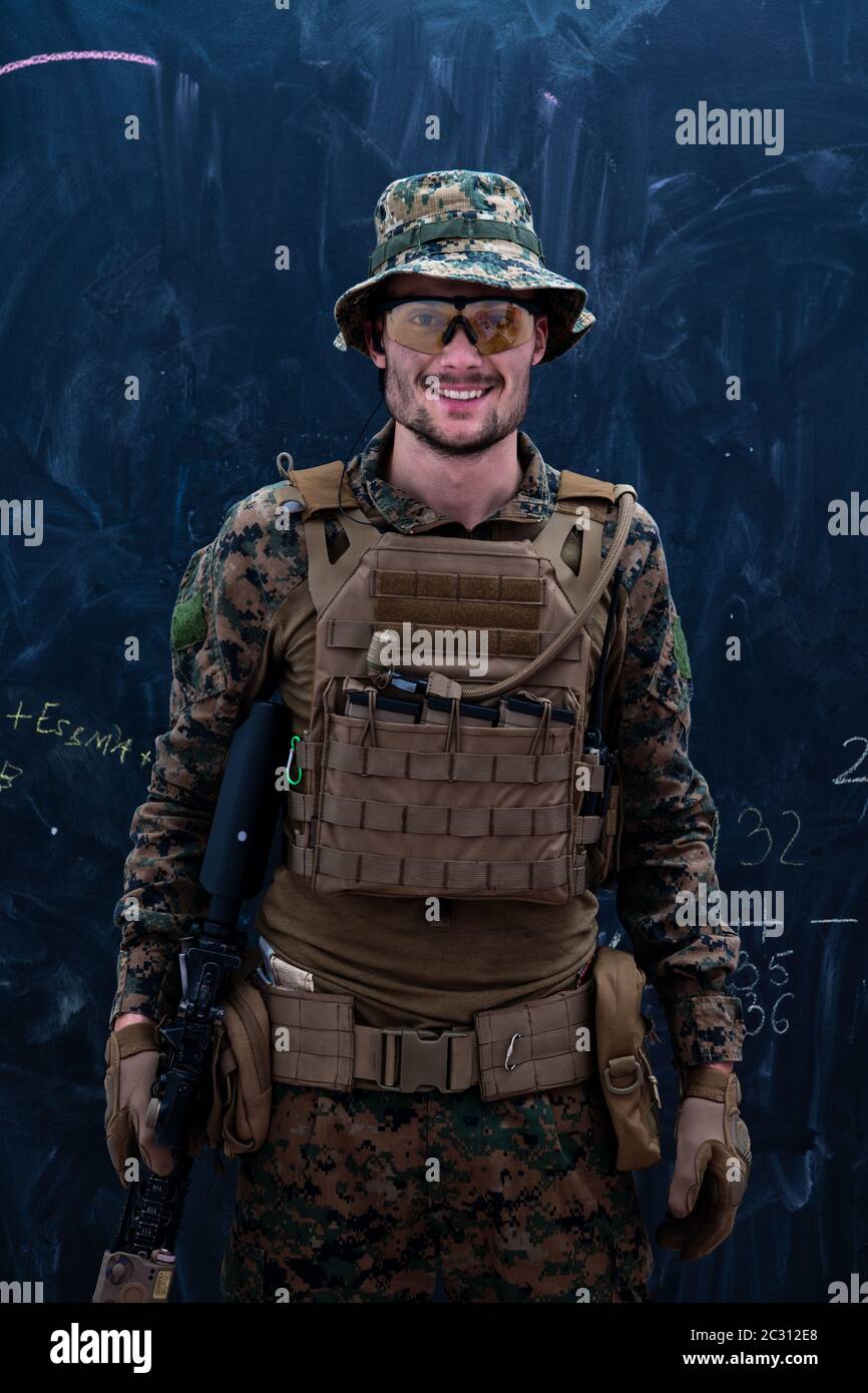 modern warfare soldier Stock Photo - Alamy