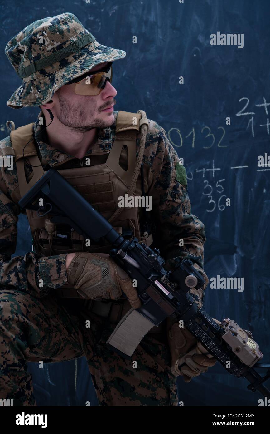 modern warfare soldier Stock Photo - Alamy