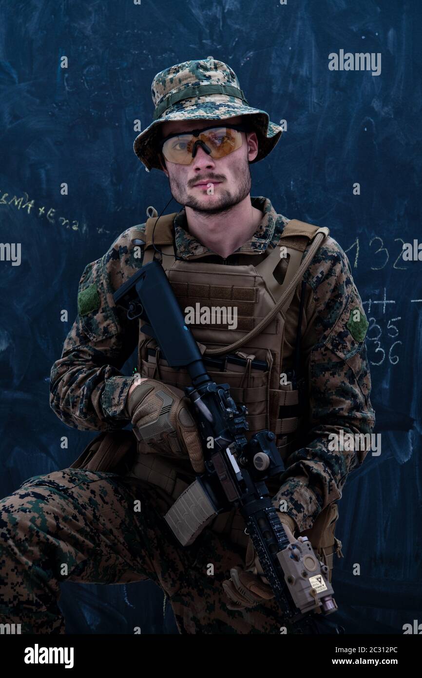 modern warfare soldier Stock Photo - Alamy