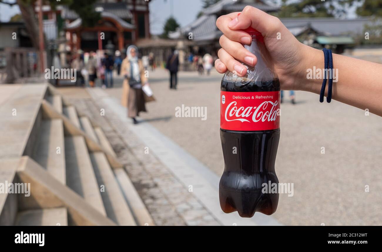 Hand holding coca cola bottle hi-res stock photography and images - Alamy