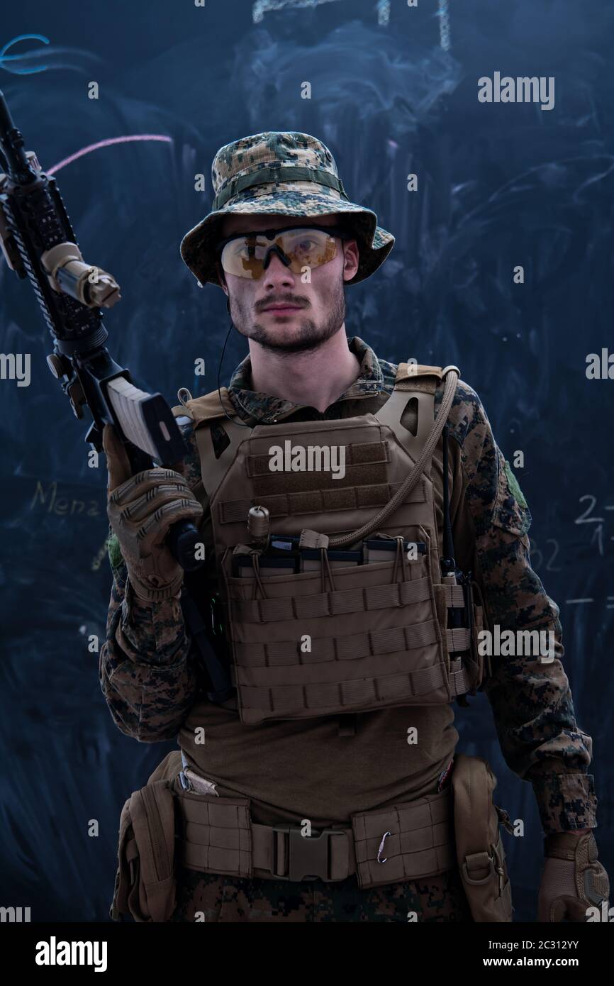 modern warfare soldier Stock Photo - Alamy