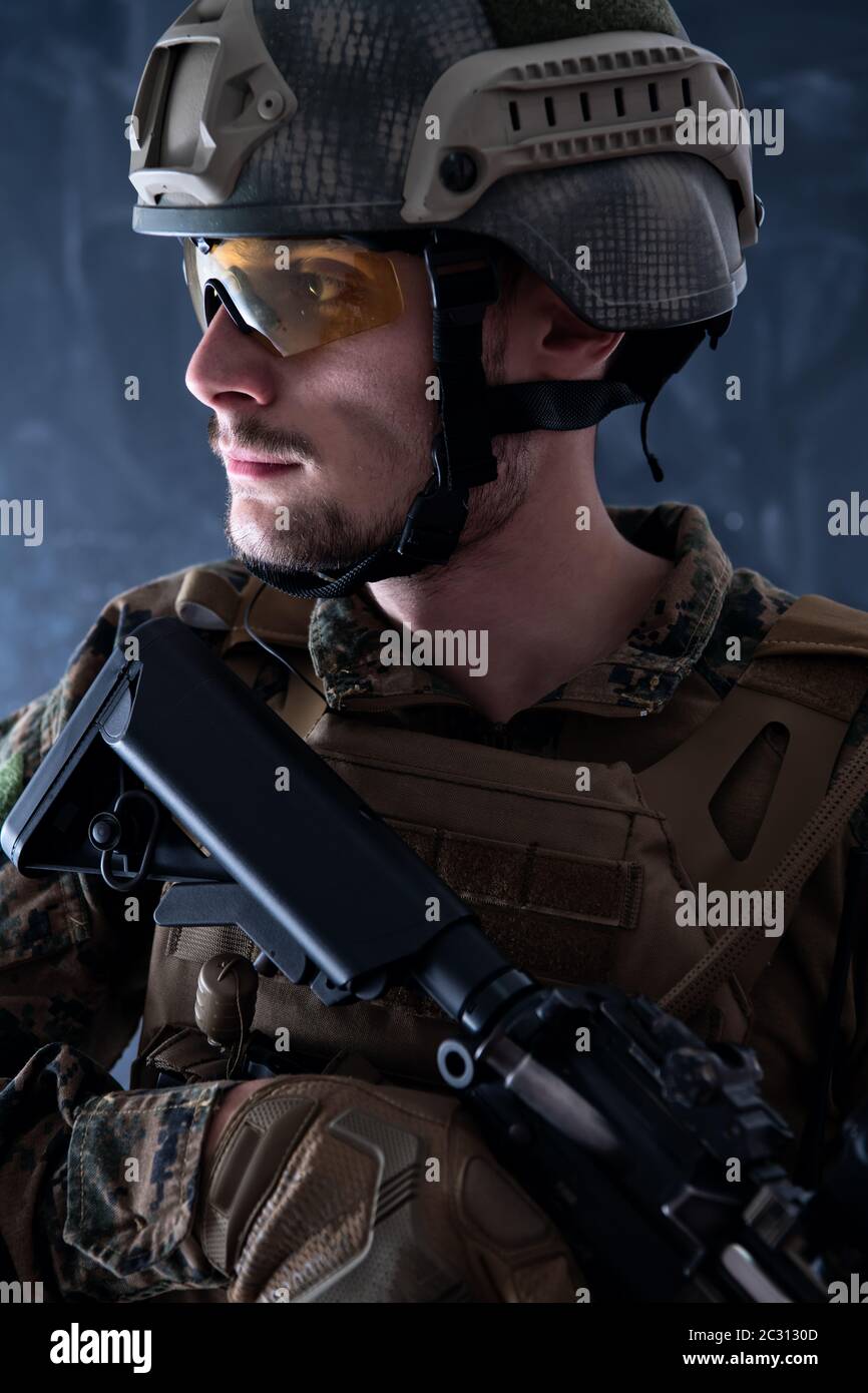 modern warfare soldier Stock Photo - Alamy