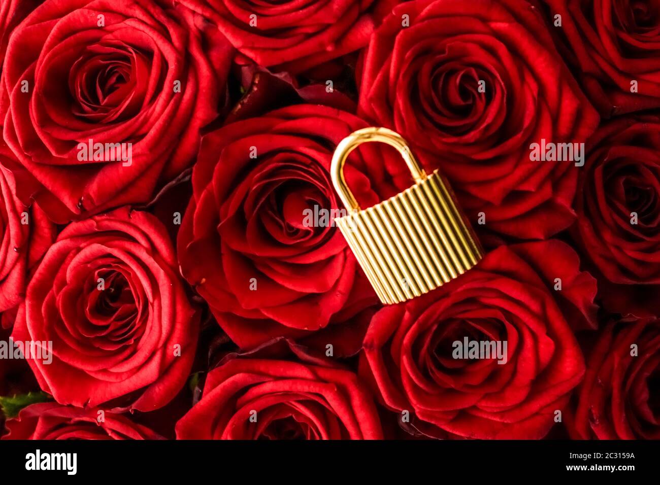 Love lock for Valentines Day card, golden padlock and luxury bouquet of ...