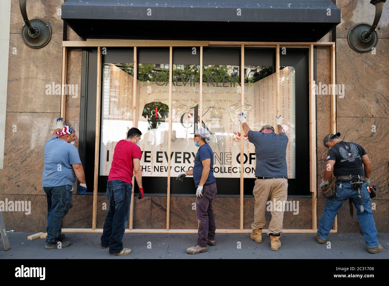 Looting hi-res stock photography and images - Alamy