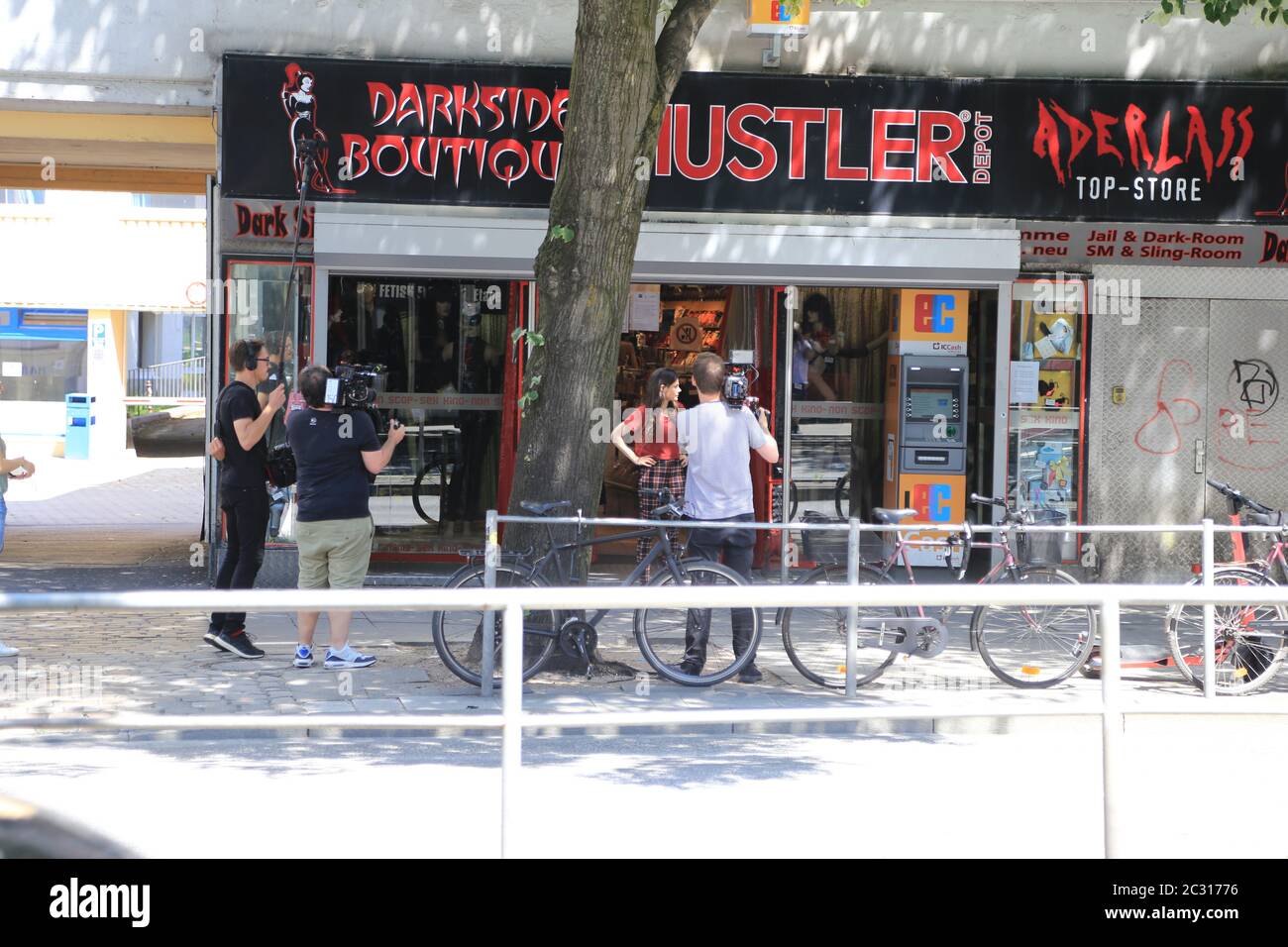 Joyce Ilg und Aaron Troschke beim Filmdreh in einem Sexshop auf der ...