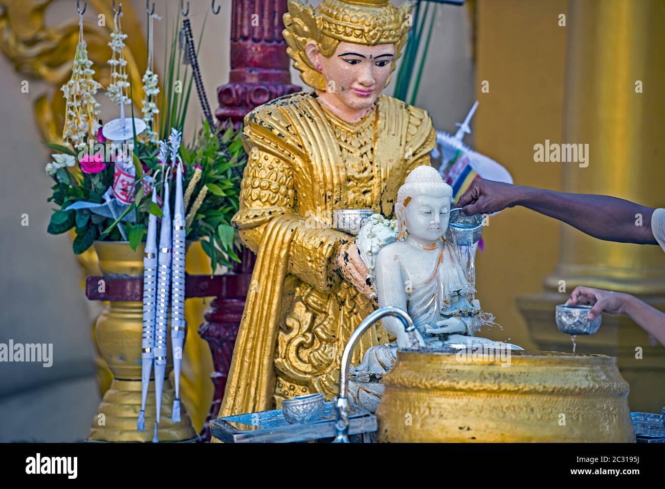 Water pouring statue hi-res stock photography and images - Alamy