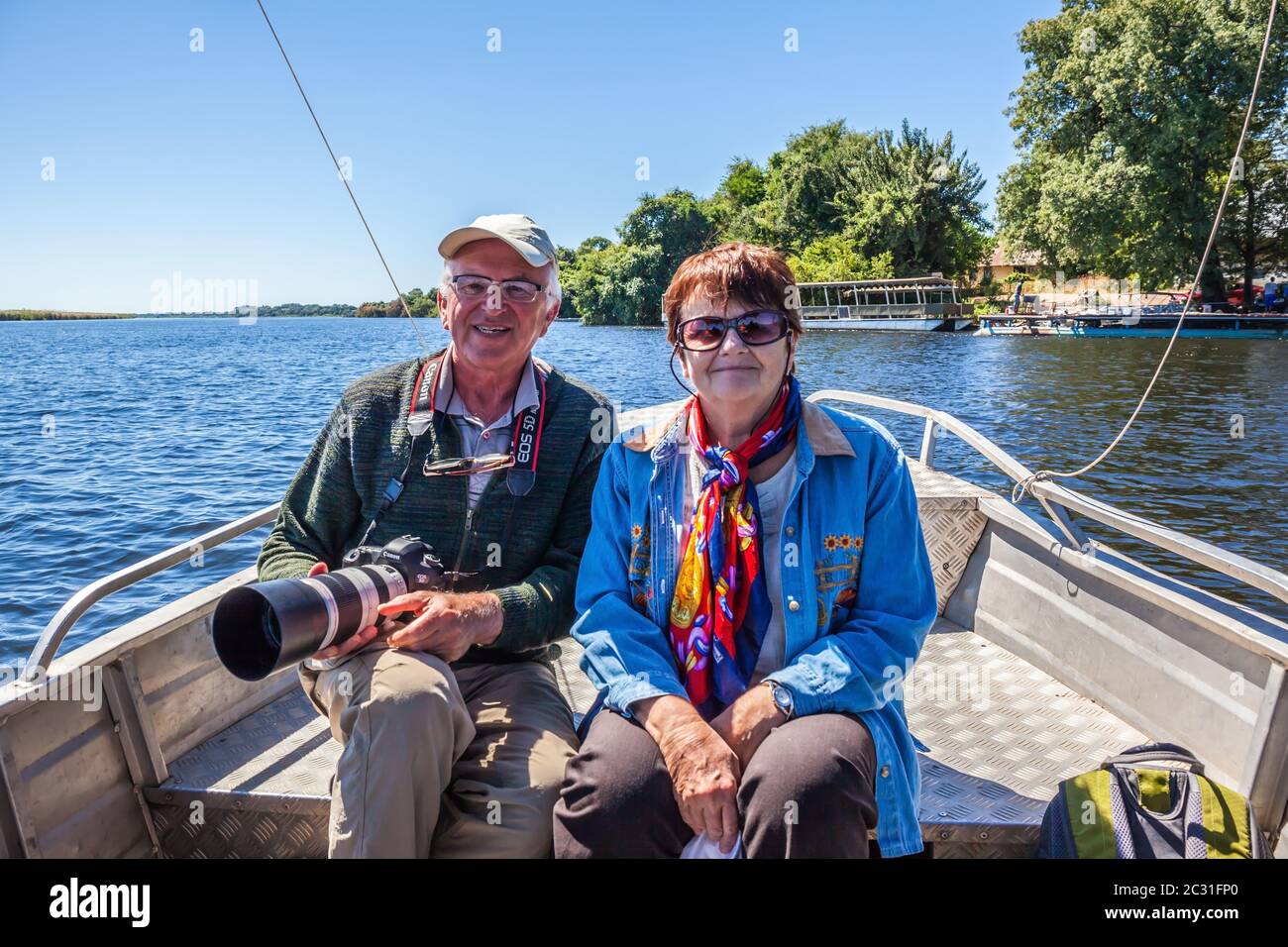 Women with cameras hi-res stock photography and images - Alamy