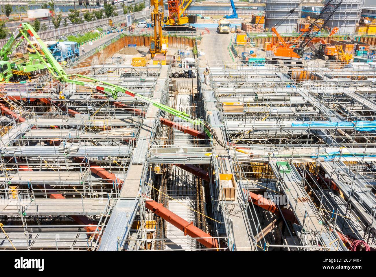 Tokyo skyscraper construction cranes hi-res stock photography and ...
