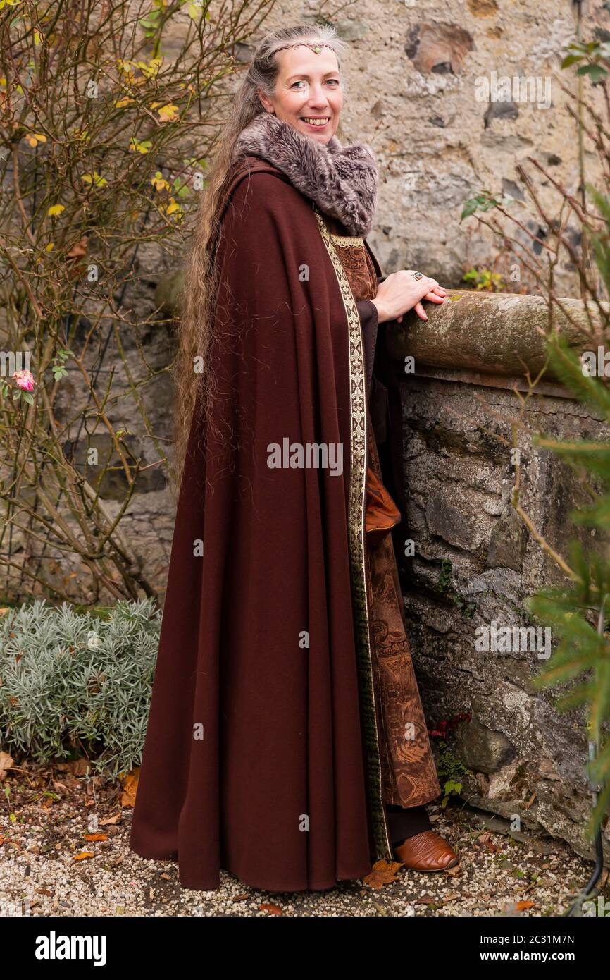 Lady in medieval clothing hi-res stock photography and images - Alamy