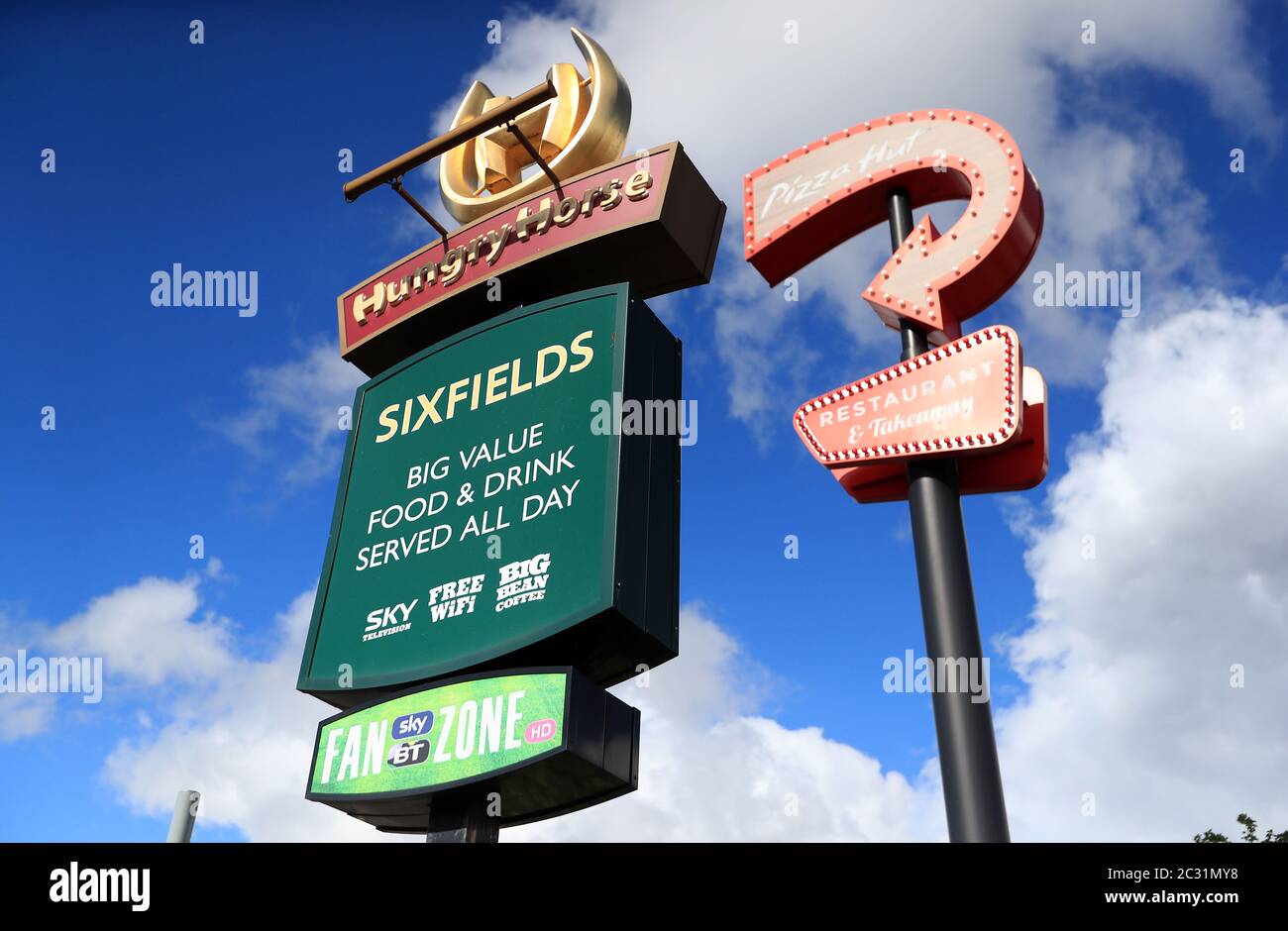 Sixfields hungry horse restaurant and pub hi-res stock photography and ...