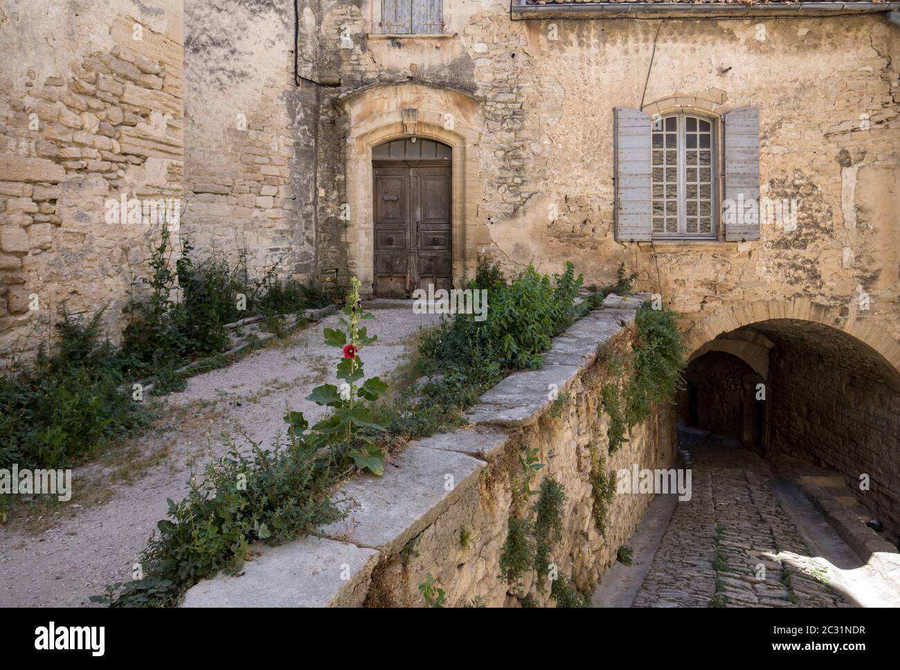 Narrow street in medieval town Gordes. Provence, France Stock Photo - Alamy