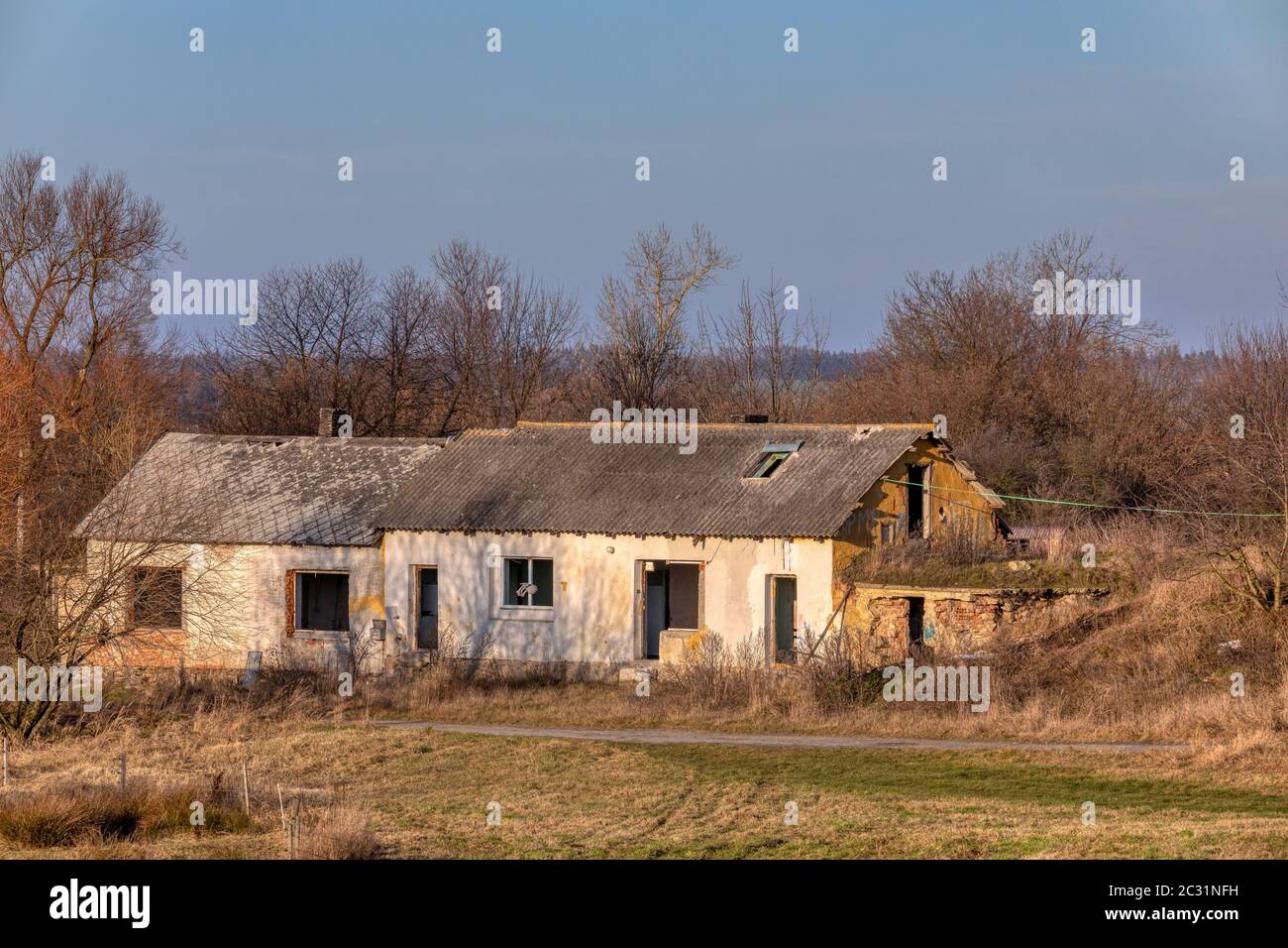 Rundown old shack in rural hi-res stock photography and images - Alamy