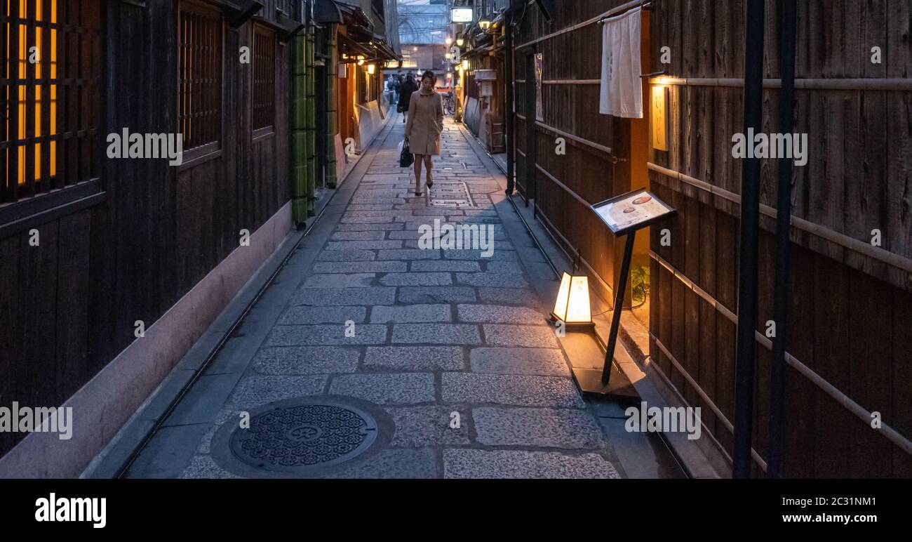 Night street view in the traditional Gion district, Kyoto, Japan Stock ...