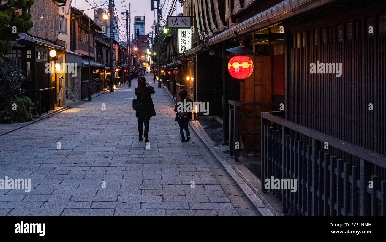Historic urban street scene in kyoto hi-res stock photography and ...