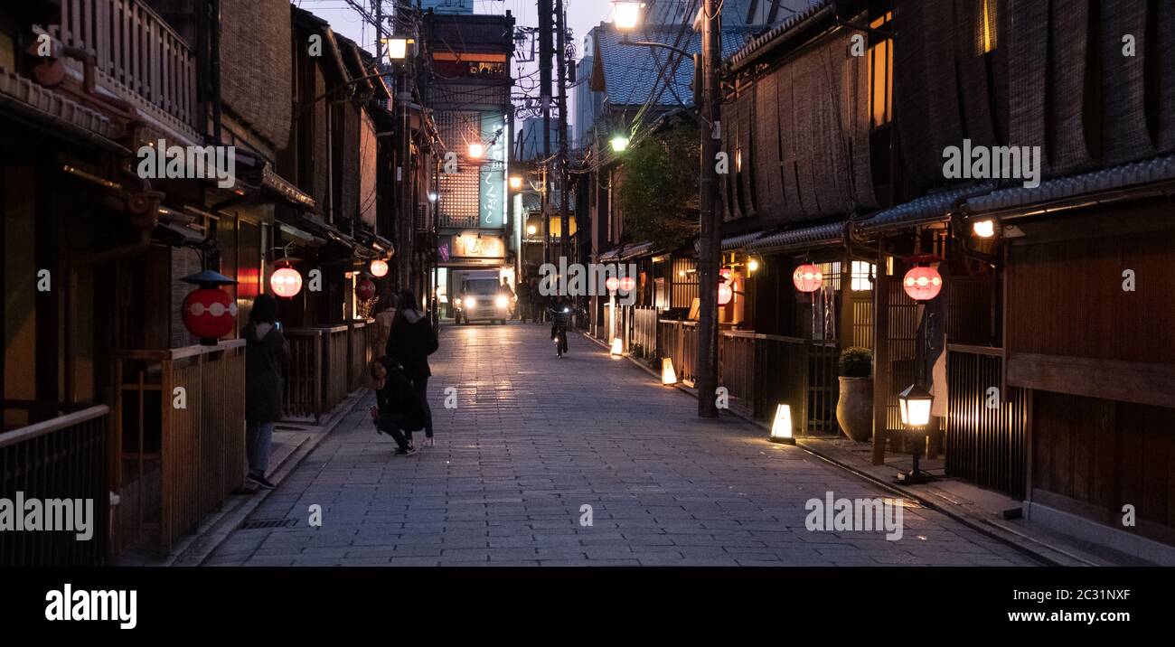 Night street view in the traditional Gion district, Kyoto, Japan Stock ...