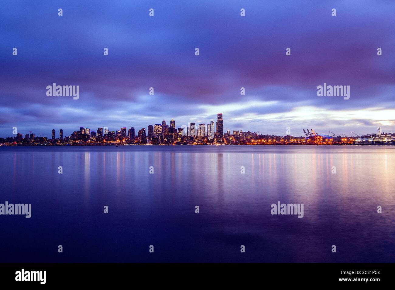 Seattle washington skyline cloudy hi-res stock photography and images ...