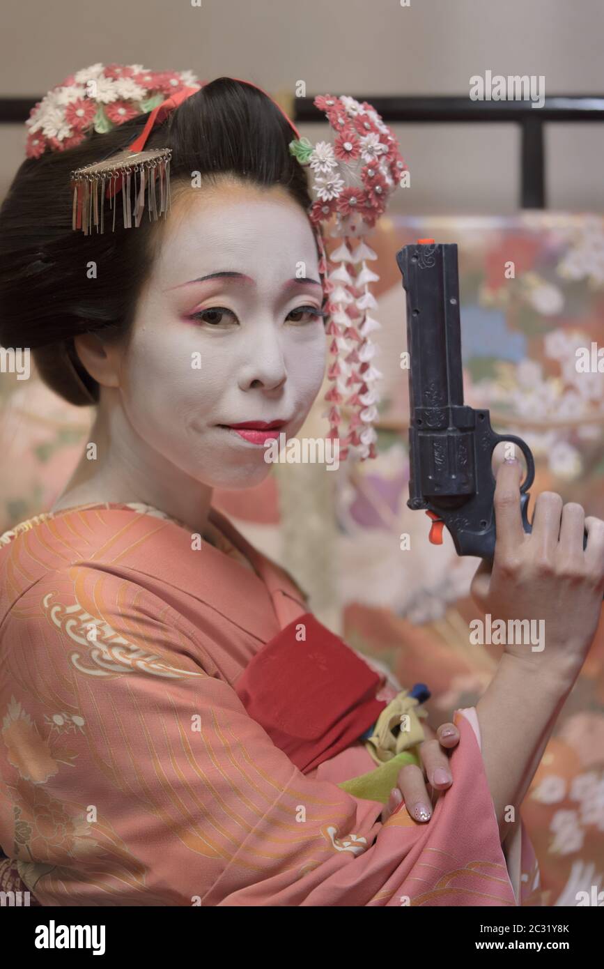 Hand holding gun hi-res stock photography and images - Alamy