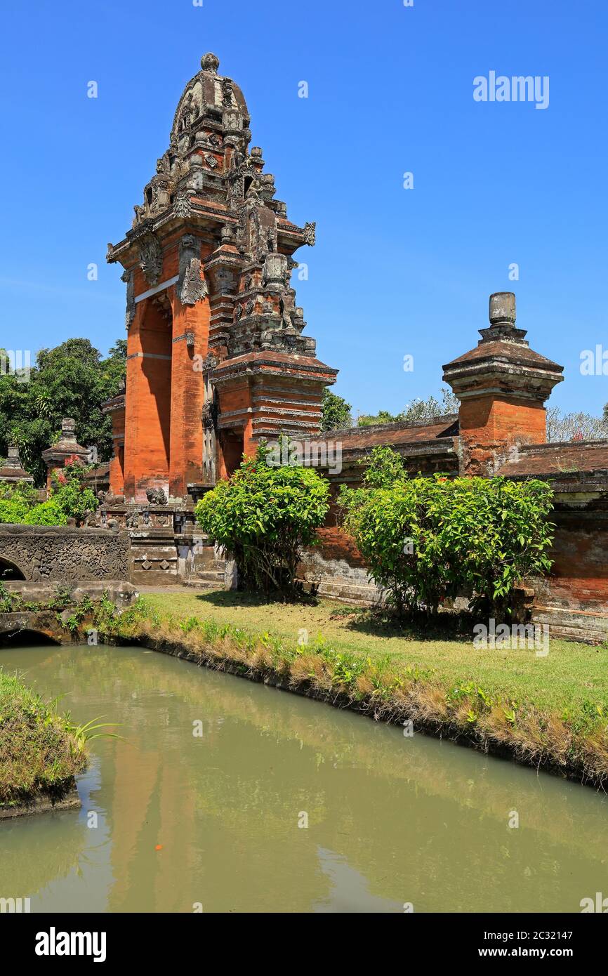 Architecture at the Royal Temple of Tamun Ayun with lush gardens ...