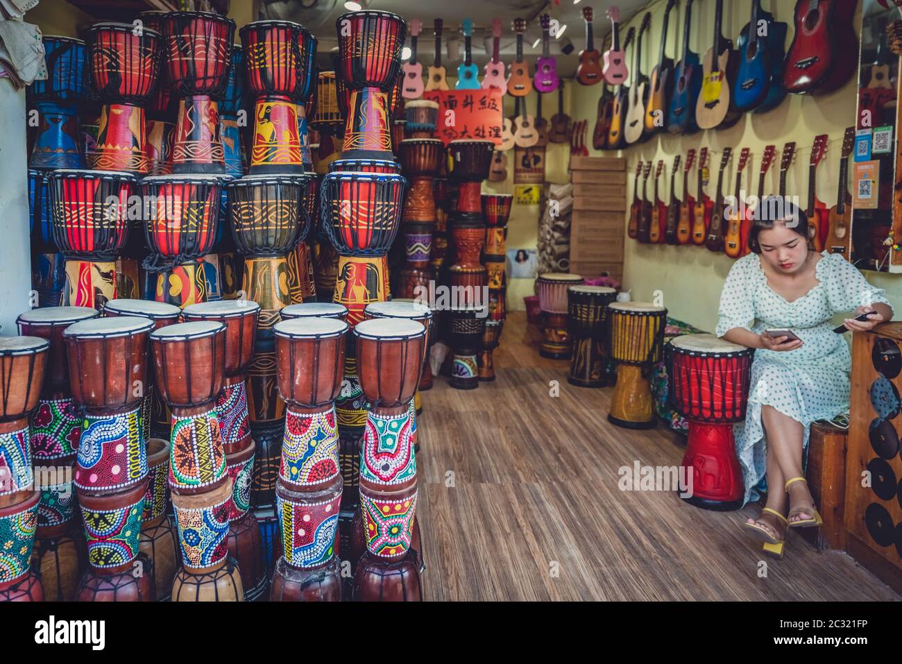Old guitar shop hi-res stock photography and images - Alamy