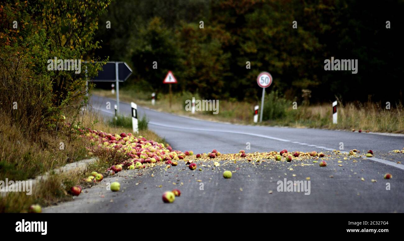 Apples on car hi-res stock photography and images - Alamy