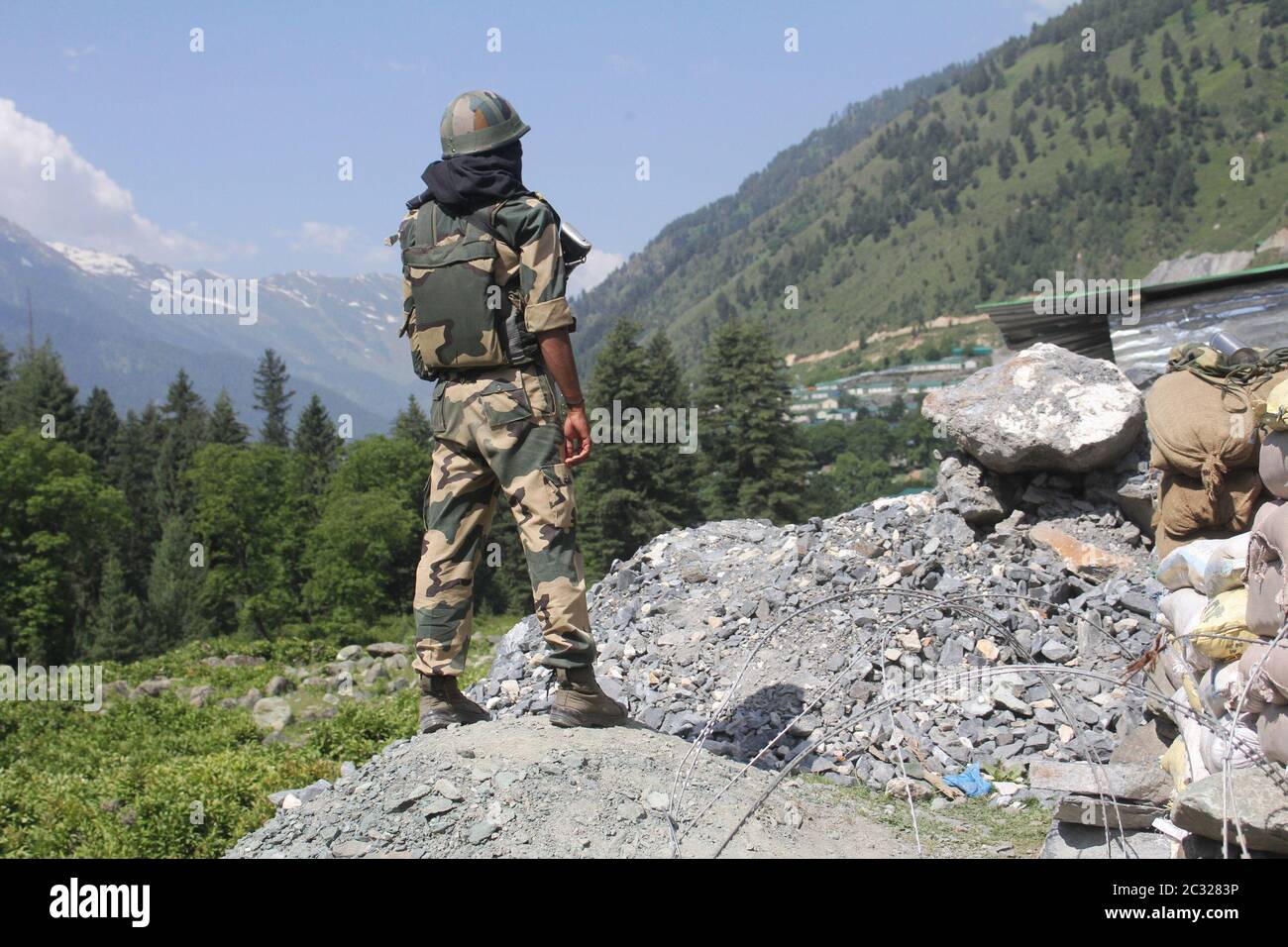Indian army soldier on border hi-res stock photography and images - Alamy