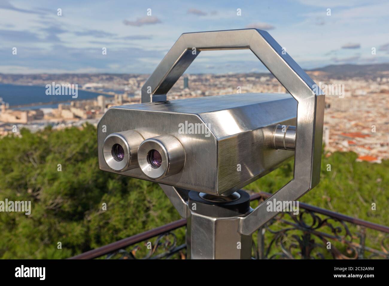 Coin operated tower optical viewer hi-res stock photography and images ...
