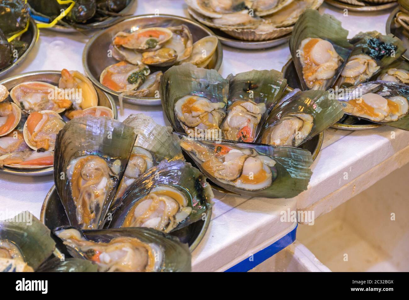Open shells hi-res stock photography and images - Alamy