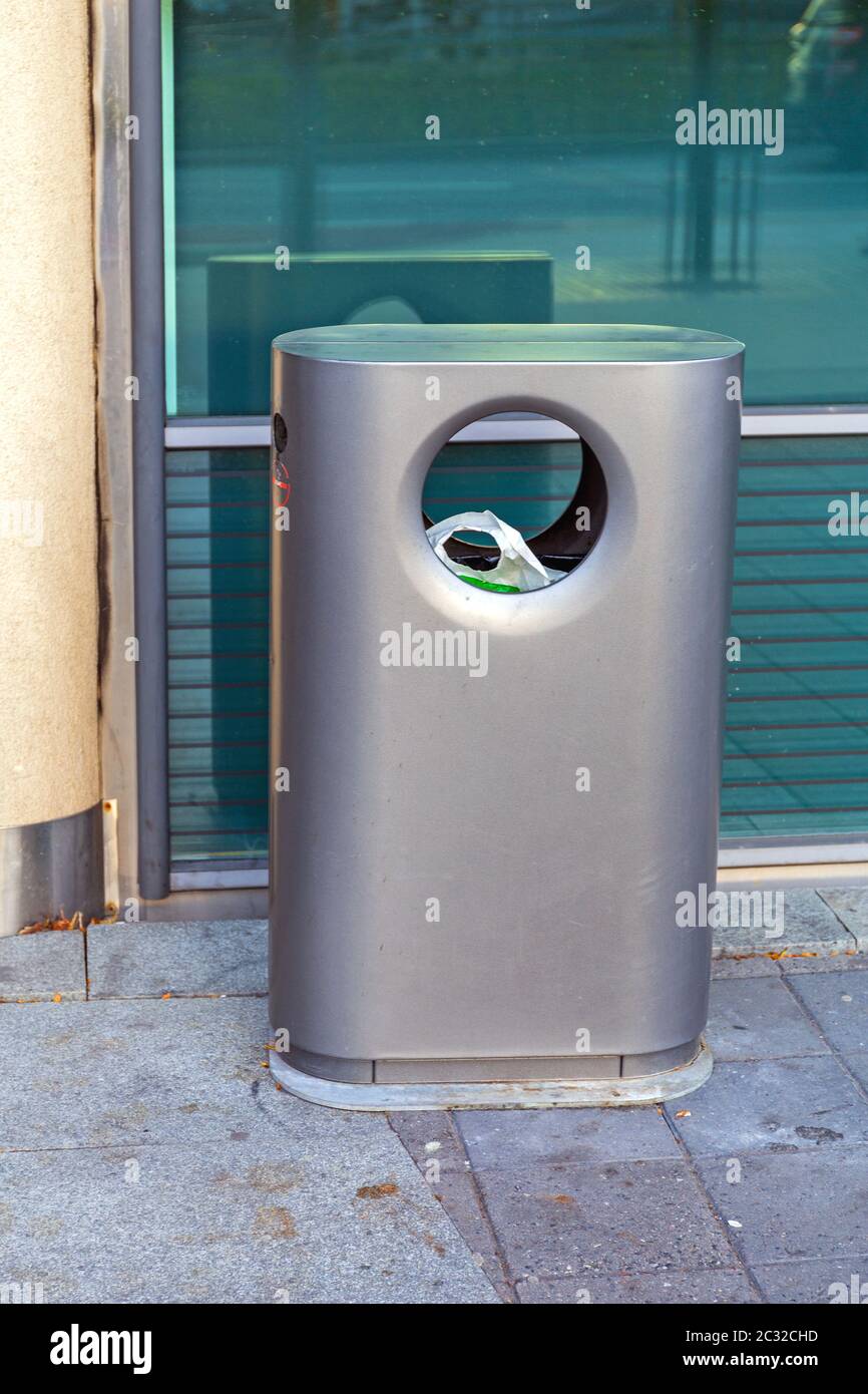 Stainless steel trash can hi-res stock photography and images - Alamy