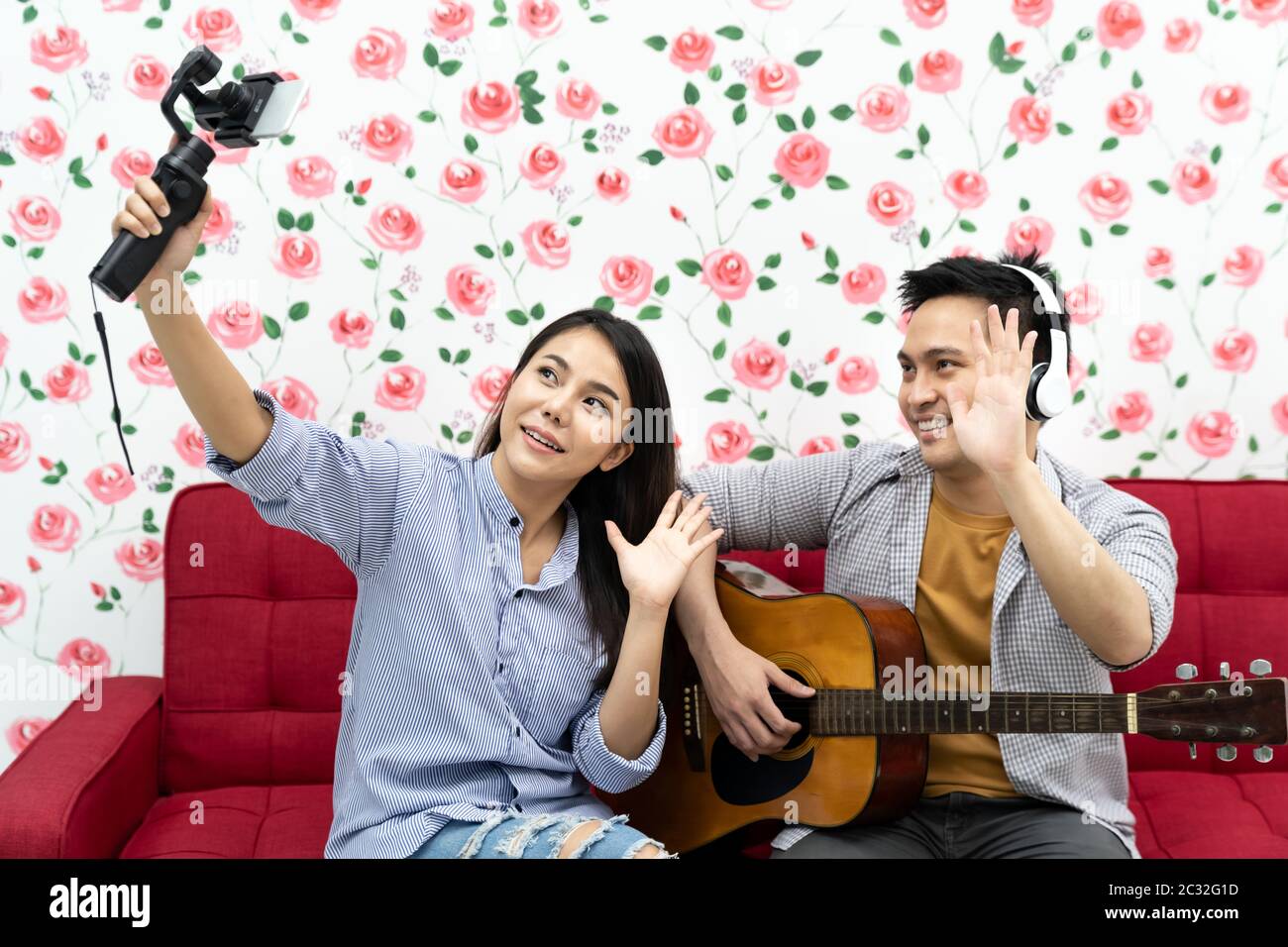 Duo singer do vlog live singing song with guitar to share on social ...
