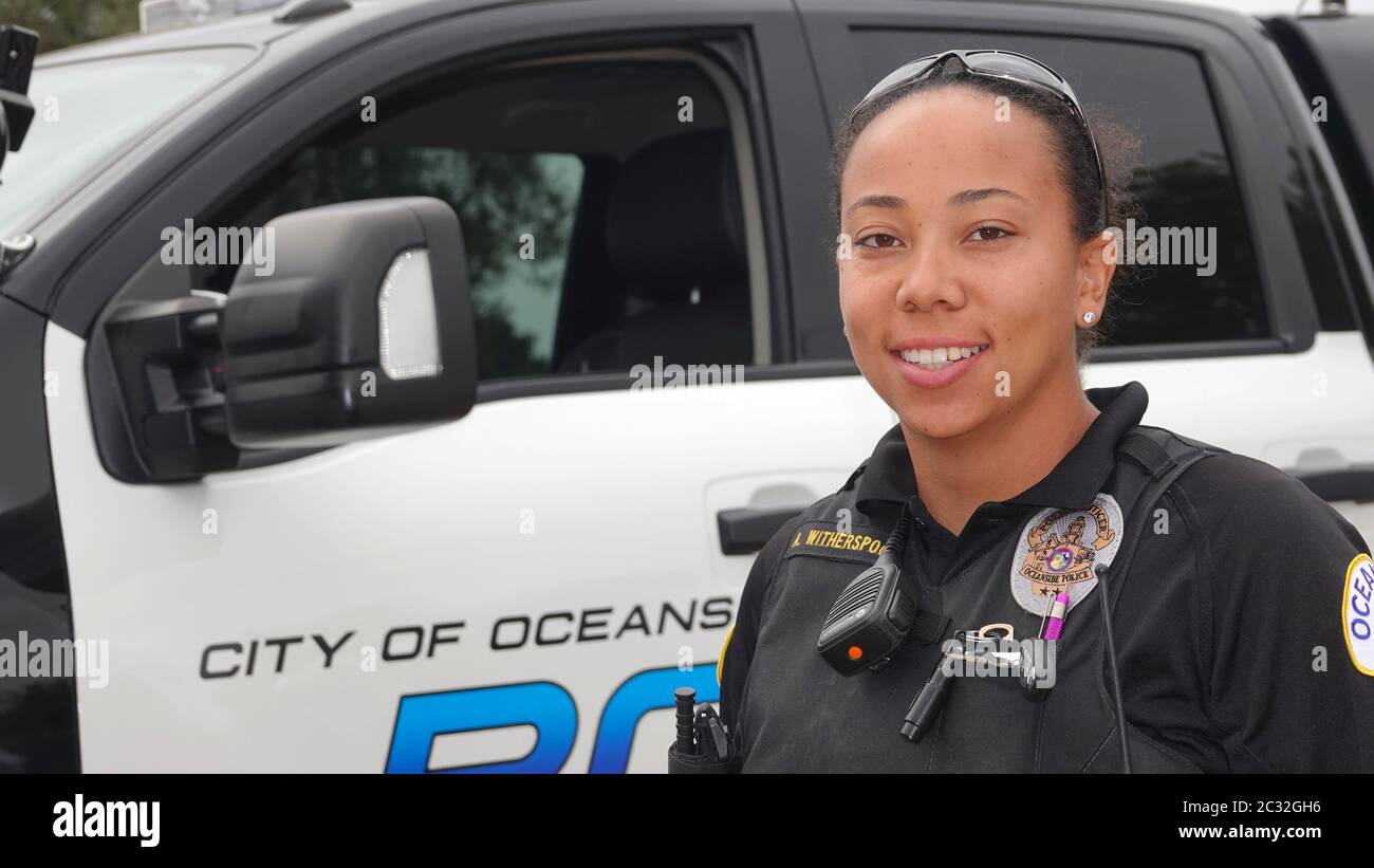 Black female police officer in hi-res stock photography and images - Alamy