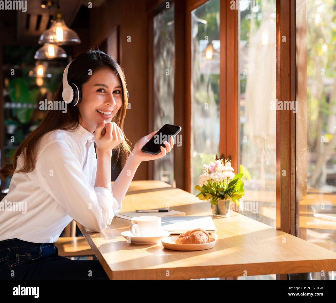 Coffee shop woking hi-res stock photography and images - Alamy