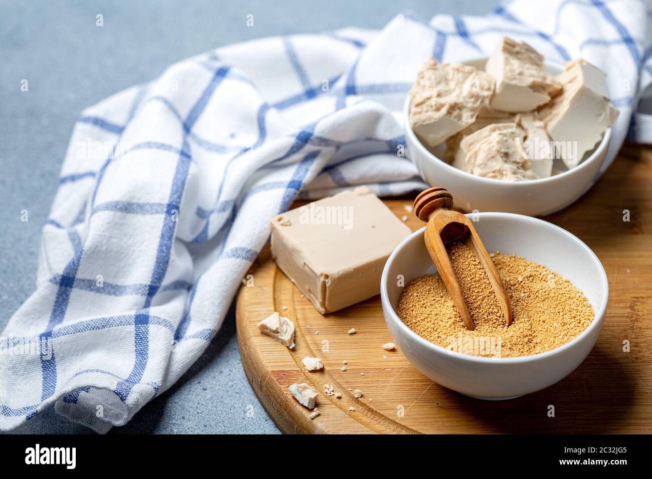 Different types of yeast in ceramic bowls Stock Photo - Alamy