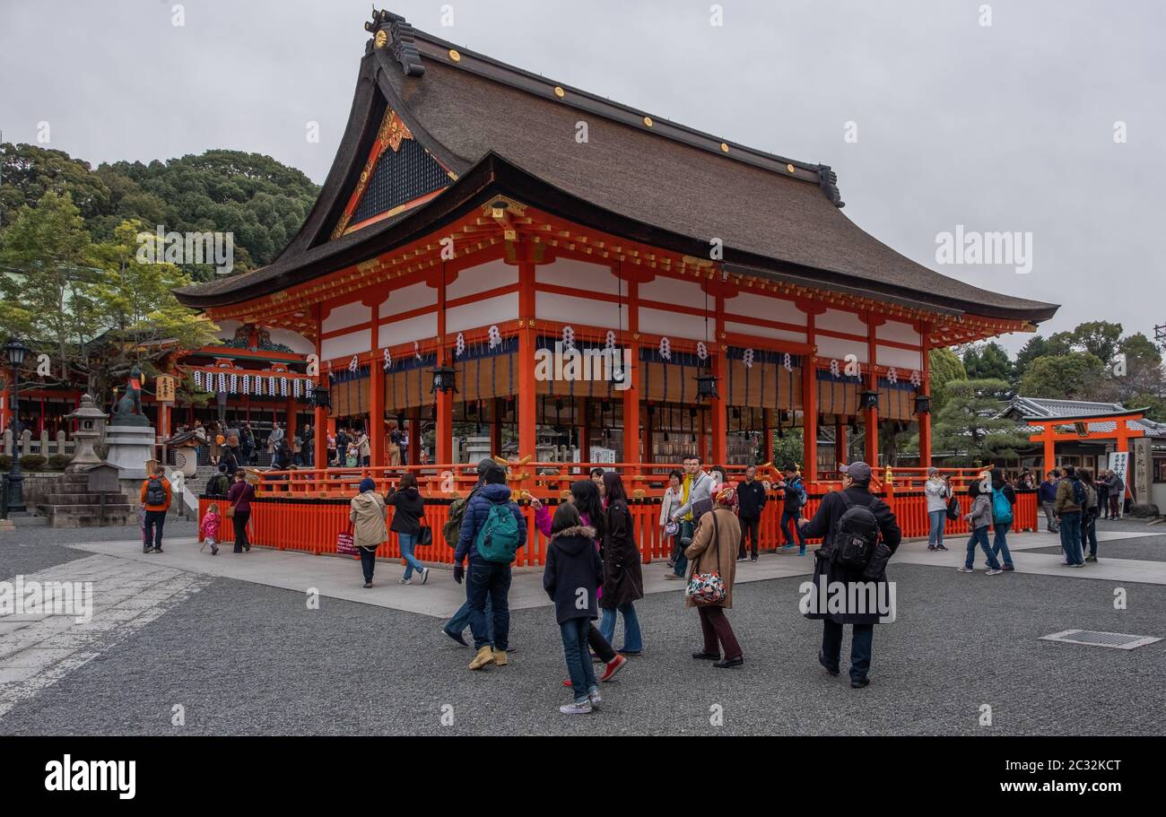 Tourist at Fushimi Inari Taisha shrine, Kyoto, Japan Stock Photo - Alamy