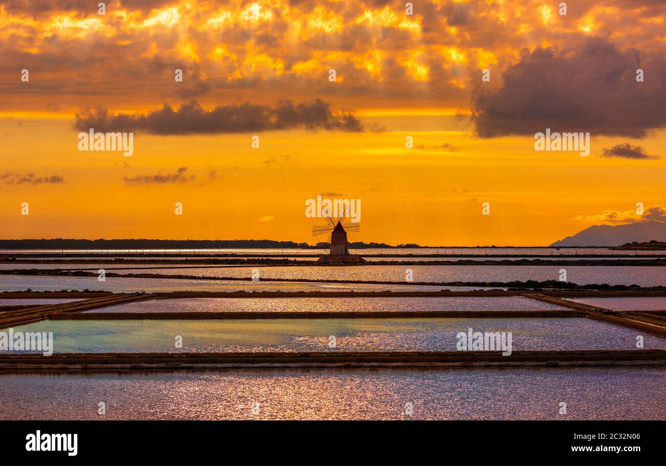 Marsala salt pans hi-res stock photography and images - Alamy
