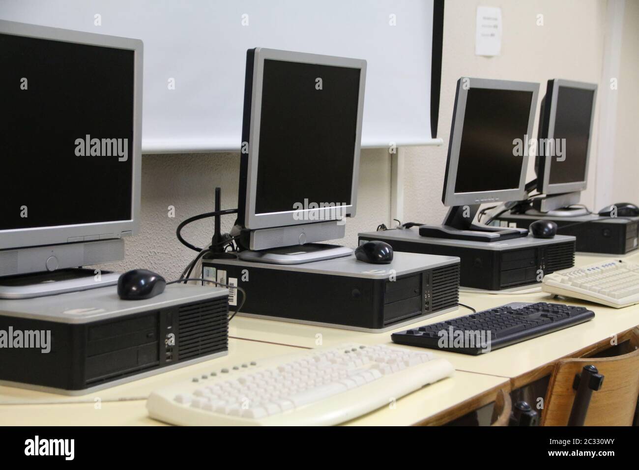 Row of computers classroom hi-res stock photography and images - Alamy