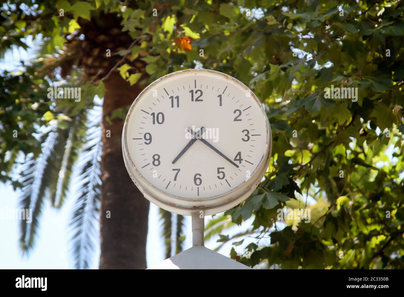 Public building clock icon hi-res stock photography and images - Alamy