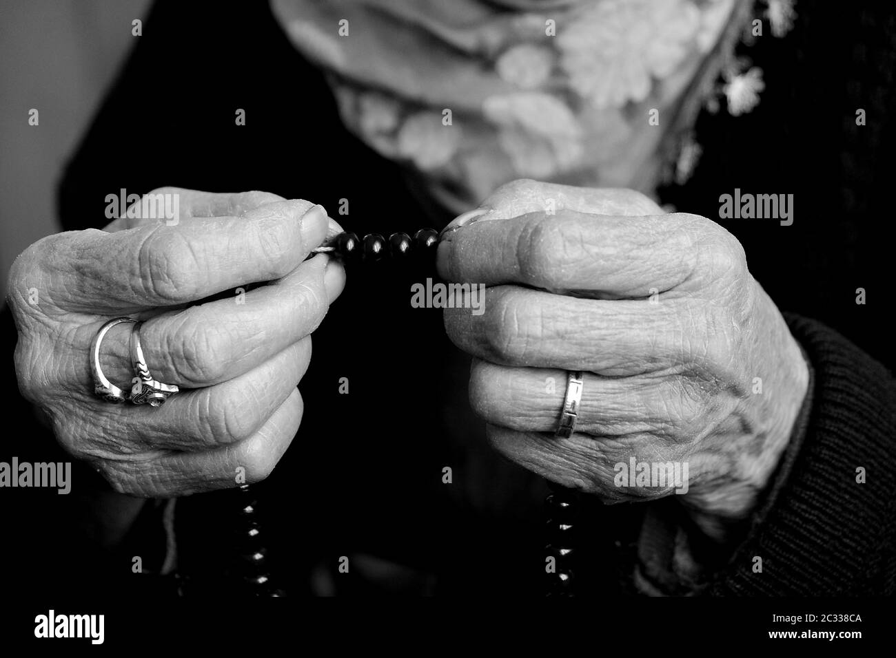 old woman hand and rosary, old woman worship Stock Photo - Alamy