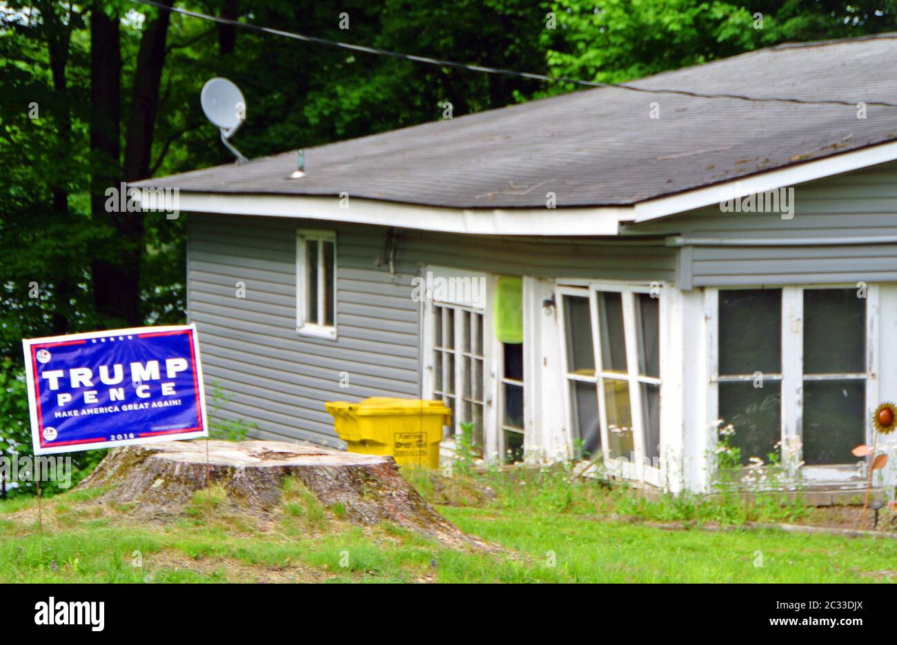 Trump sign hi-res stock photography and images - Alamy