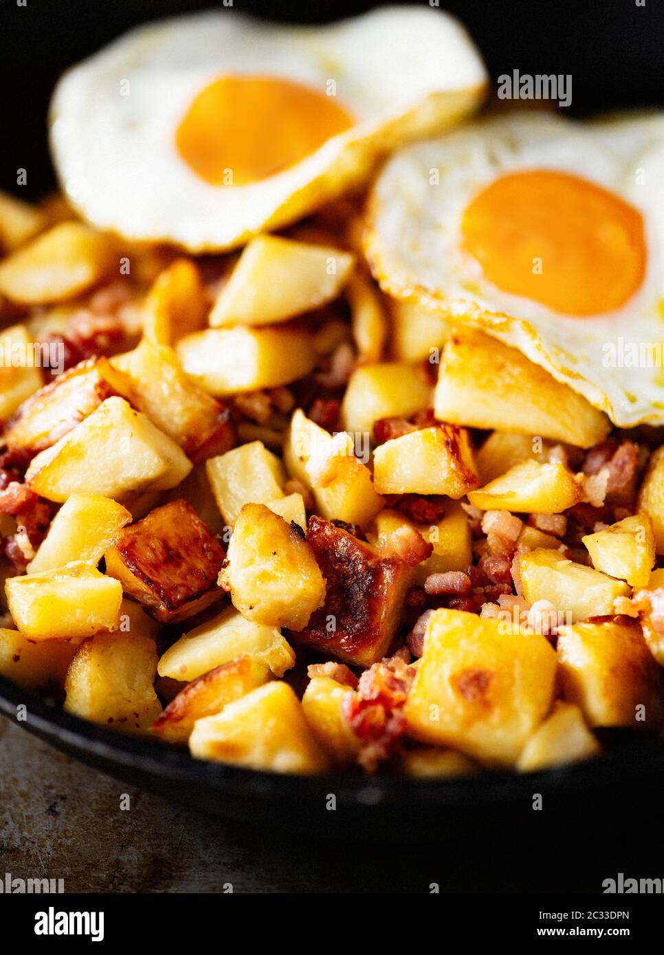 close up of pan of rustic english bacon hash breakfast Stock Photo - Alamy