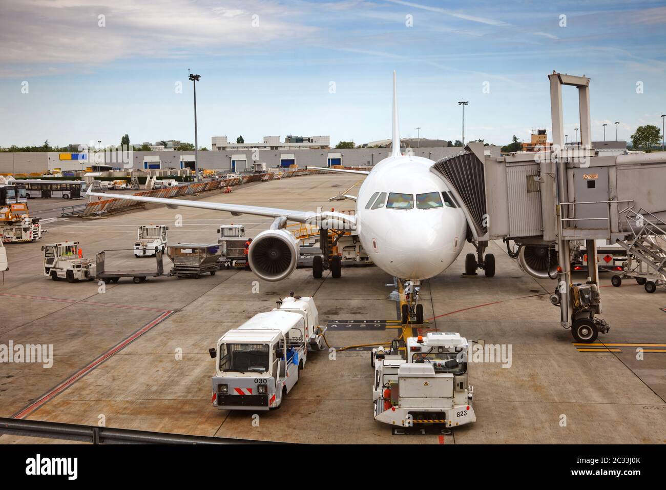Airplane preparing to the flight Stock Photo - Alamy