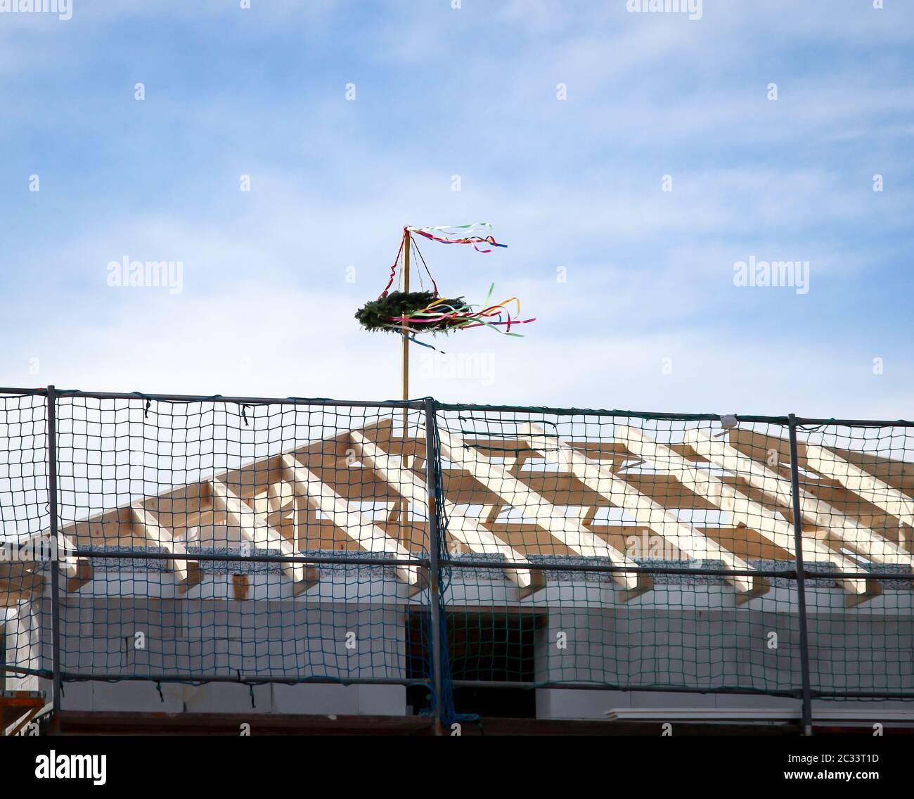 The roof truss is ready and it was celebrated the topping and the ...