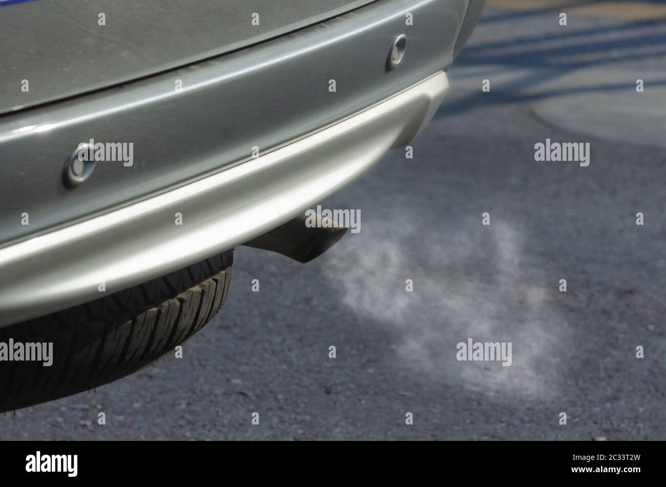 Car exhaust while leaving a smoke Stock Photo - Alamy