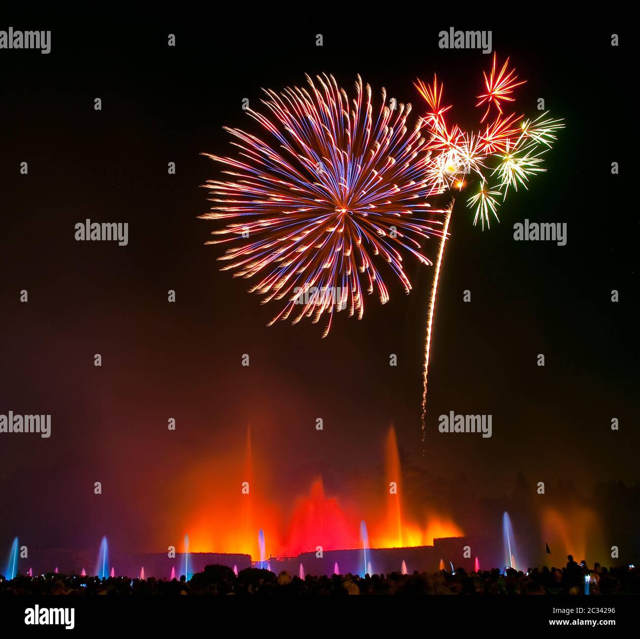 People watching fireworks gardens hi-res stock photography and images ...