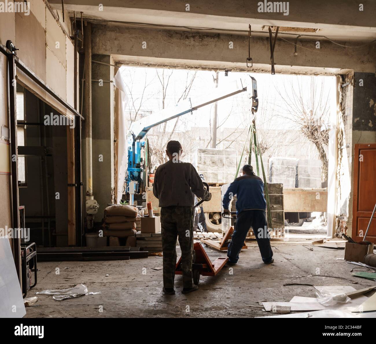 Workers unloading palleted aerated concrete blocks Stock Photo - Alamy