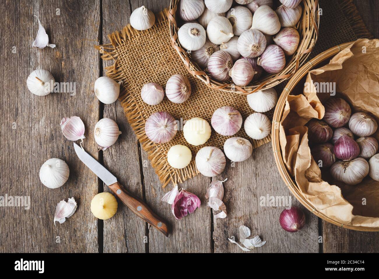 Solo Garlics- Single garlic cloves Stock Photo - Alamy