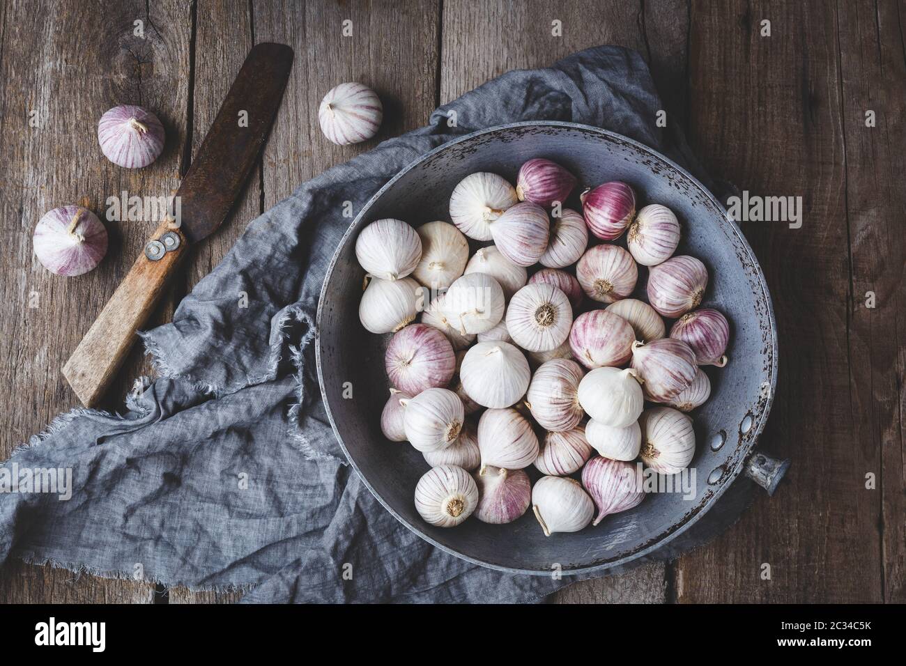 Solo Garlics- Single garlic cloves Stock Photo - Alamy