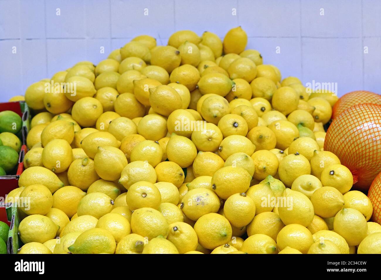Big lemons hi-res stock photography and images - Alamy